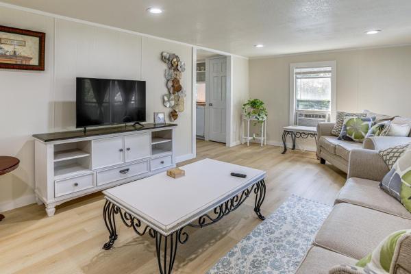 Crosby Huffman Hideaway Serene Escape With Yard - Crosby, TX