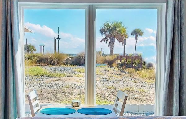 Couple's Getaway, 1st- Floor Suite W/ Ocean Views, Beautiful Sunrises, Patio, Ac - Flagler Beach, FL