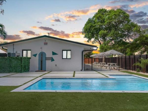 Miami Escape Parking Pool Near Wynwood - Miami, FL