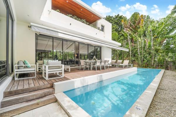 Modern Villa Heated Pool Gated Island - Miami Beach, FL