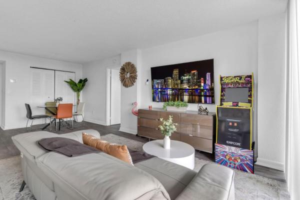 Urban 2 Bed Oasis Near Nmb With Free Parking - Miami Lakes, FL
