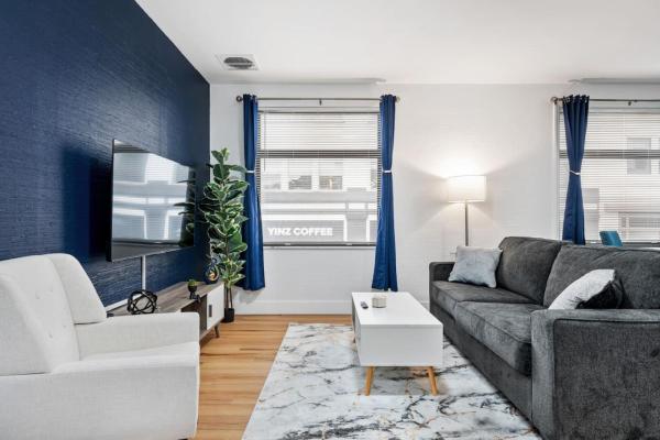 Cozy King Suite With Parking, Workspace, And In Central Location - 門羅維爾