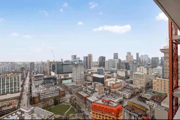 Tranquil Urban Escape, Cozy Feels In The City - North Vancouver