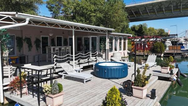 Unique River Houseboat Stay - Belgrade