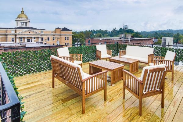 Modern Dtwn Condo With Balcony In Hendersonville - Hendersonville, NC