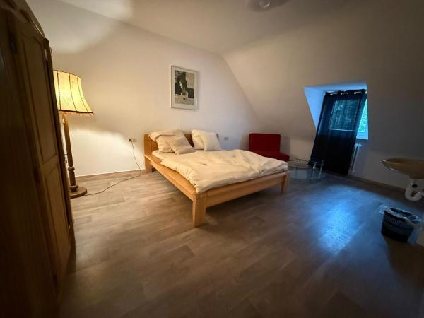 Gemütliches Buchen Zimmer Mit Gemeinschaftsbad - Karlsruhe