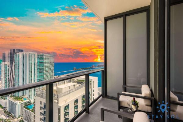 Chic Downtown - City Views Gym & Pool - Surfside, FL