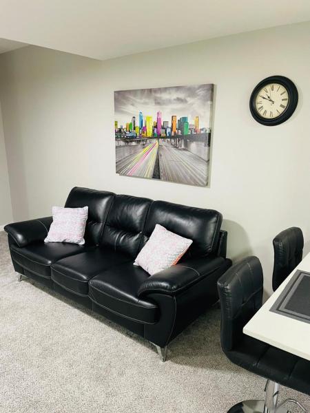 Modern 2-bed 1-bath Suite - Calgary