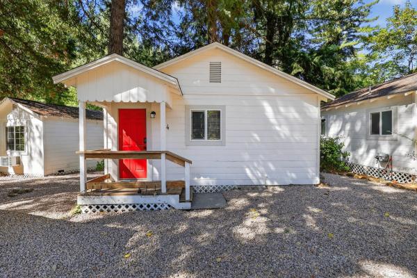 Dog-friendly Wine Country Cabin Cabin - Clearlake, CA