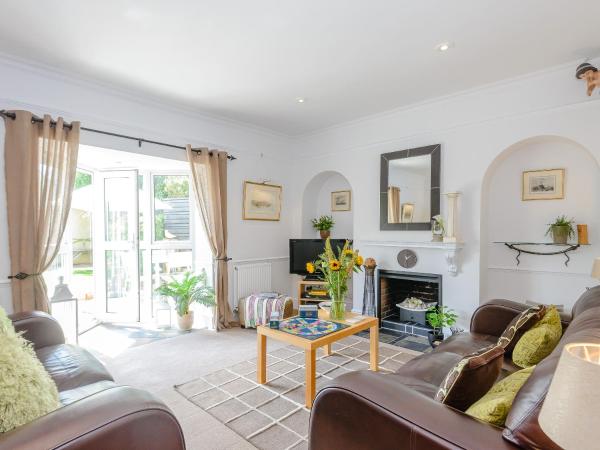 Number 1 Admiralty Cottages - Portsmouth