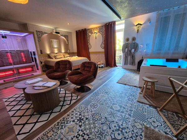 Suite Luxe Spa Balneo Sauna Hammam Projecteur - Ardèche