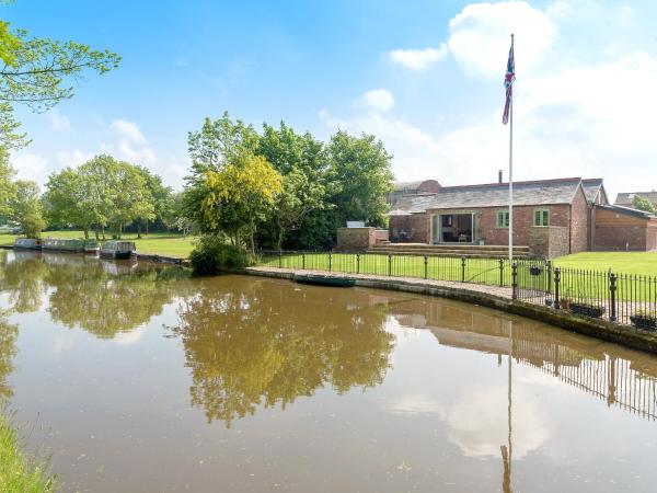 Canal View - Cheshire