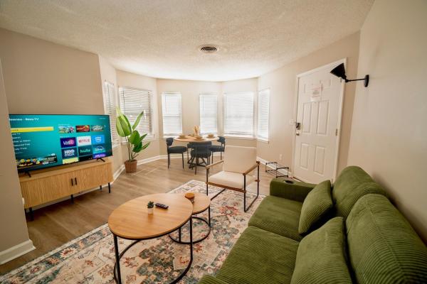 Stylish & Cozy Retreat With Backyard & Parking - Charlotte, NC
