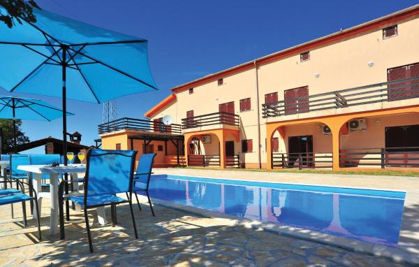 Amazing Apartment In Bilice With Swimming Pool - Šibenik