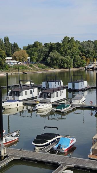 Prestige Yacht Resort - Budapest
