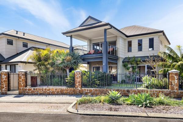Two-story Lakeview Retreat At Dunsborough Lakes - Yallingup