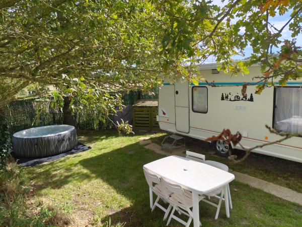 Caravane Avec Spa Privatif En Campagne - Apremont