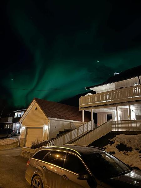 Panoramic City And Mountain View - Balcony With Fireplace Included Wood - Tromsø