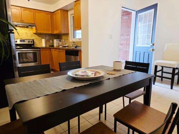 Townhouse - 3 Bedrooms - 4 Beds - Free Parking, Wifi, Netflix - Mississauga