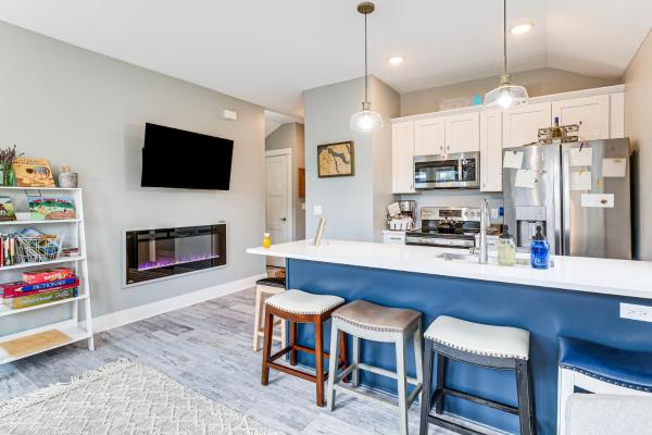 Walk To Dtwn Charlevoix Condo With Fireplace - Charlevoix, MI