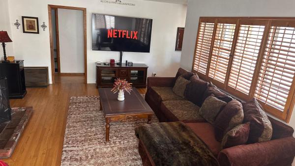 Charming Tarzana Retreat - Cozy 3 Bedroom Home - Los Angeles, CA