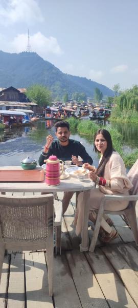 Houseboat Parimahal Deluxe - Srinagar