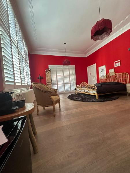 Romantic Rouge Suite - With Round Bath - Voorschoten