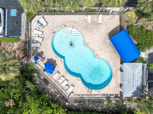Flip Floppin' At Sandy Pointe By Coastal Chic Vacations - Holmes Beach, FL