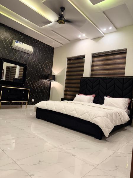 Pearline Residences Offering One Deluxe Airconditioned Bedroom With Living Area Kitchen And Garage - Lahore