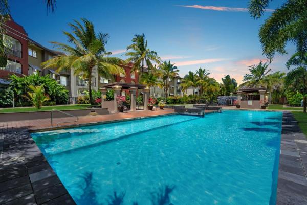 Cairns 2br Palms Stay Top Floor & Pool View - Cairns Airport