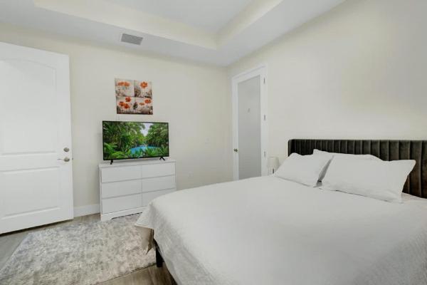 Sunny Stay Orlando Queen Room 5 With Shared Bath - Christmas, FL