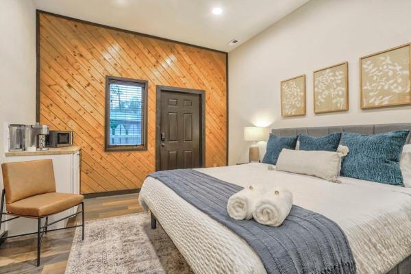 Pinewood Treehouse King Suite Scenic Worksation - Colorado Springs, CO