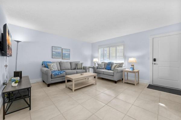 Renovated 2-bedroom Condo With Pool - The Waves - St. Pete Beach, FL