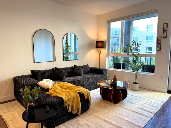 Bright Condo 10 Min From Disneyland With Pool & Gym - Irvine, CA