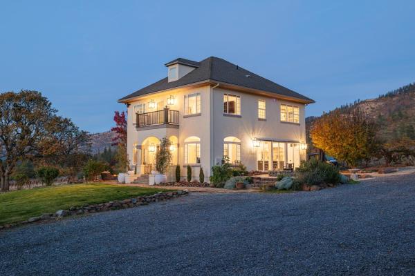 Starry Oak Vineyard Retreat W Hot Tub - Jacksonville, OR