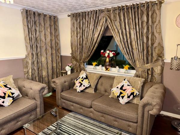 Likewise Modern Two Bedrooms Home For 4 In Glasgow Area - Glasgow