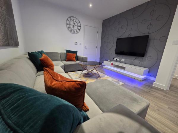 Luxurious 3 Bed & 3 Bath Hatfield House With Balcony View & Terrace Garden - St Albans, UK