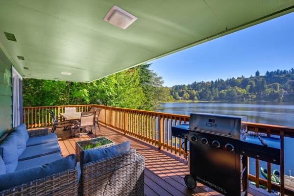 Private Dock And Fire Pit Lakefront Gem In Olympia - Olympia, WA