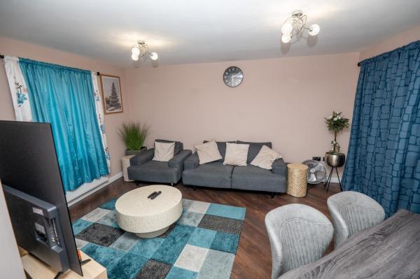 Elegant And Modern House 3 Double Bedroom Near City Centre With Parking - Oldham