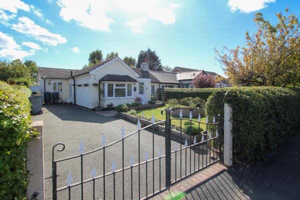 Spacious 3-bed Bungalow With Parking In Pensby By Rework Accommodation - Wirral