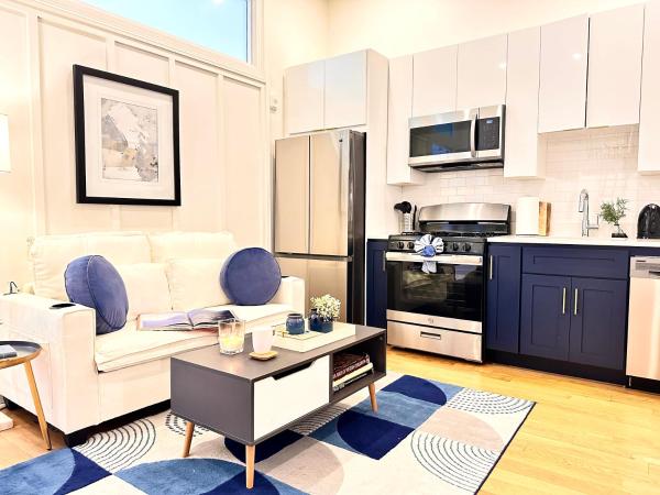 Sunny 1b1b Apt With Full Kitchen, Walk To Convention Center - Warwick, RI