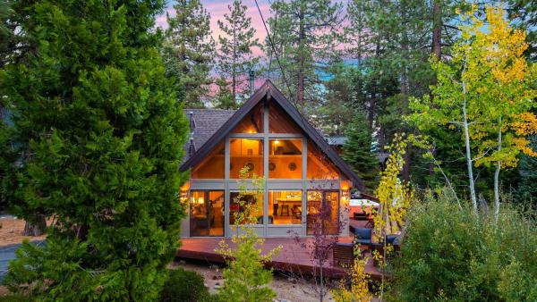 Classic A-frame Cabin W Hot Tub Deck Easy Access Near Ski Lake Summit Haven By Avantstay - North Lake Tahoe, CA