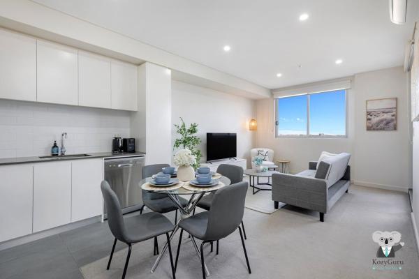 Kozyguru | Merrylands | Balcony Chic With Parking - Fairfield