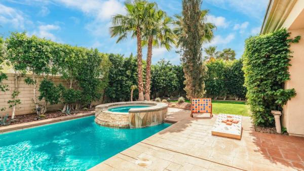 Casa Del Sol By Avantstay Backyard Oasis Pool Hot Tub Outdoor Dining Area - Palm Desert, CA