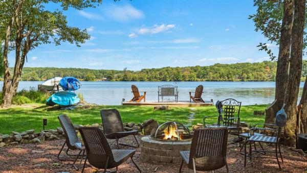 Lake Daze By Avantstay Lakefront W Modern Interior Enclosed Porch Hot Tub - Mount Pocono, PA
