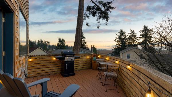 Deck Views Fire Pit Pool 3 Mins To Beach Madrona Tree Retreat By Avantstay - Oak Harbor, WA