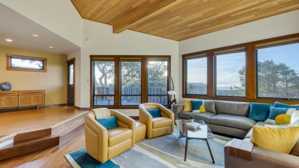Half Block To Beach W Oceanview Patio Balcony The Shore Pine By Avantstay - Cannon Beach, OR