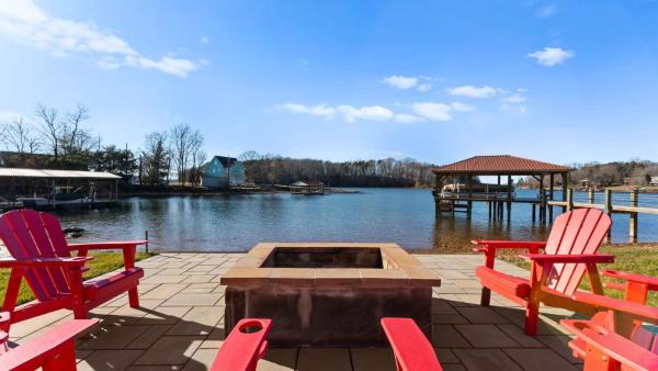 Pleasant Cove Waterfront Getaway With Fire Pit Deck And Lake Views - Lake Norman, Catawba