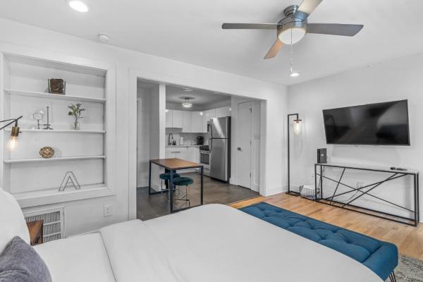 Modern Midtown Stay Walk To Park & Dining - Atlanta, GA