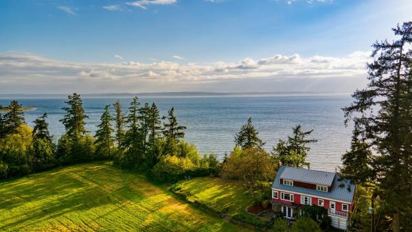 Maxwelton Aerie Bluffside Retreat W Sweeping Puget Sound Views Firepit - Whidbey Island, WA